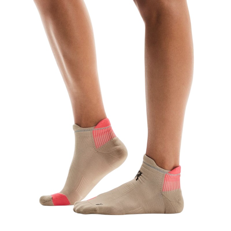 【 On performance series 】Performance Run Sock Low スタイルとフォルム。ランニングを楽しく。エネルギーを生み出すランニングソックス。 街中でも公園でも、早朝でも夜間でも、ランニングの基本は良い...