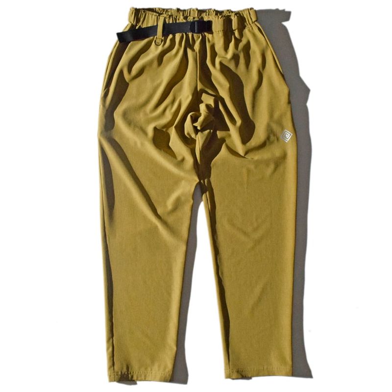 Relax Pants(Beige) E2005916 ジョギングから普段使いまで汎用性高く活躍する、レースなどの遠征時にも便利なロングパンツの新作。 薄手で軽量かつストレッチ性に加え、UVカット効果と防蚊効果を持つ高機能素材を用いた、快適...