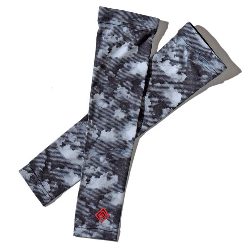 Joshua Arm Warmer 既存のスポーツウェアとは一線を画す、緻密で色鮮やかなグラフィックを昇華転写プリントで表現したクイックドライのカットソー生地で製作したアームカバーです。 縫製には「フラットシーマ」という特殊な技術を使用し作...