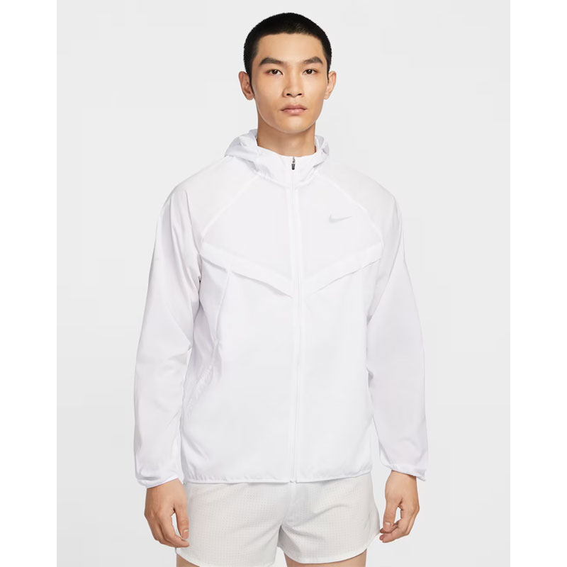 サステナブル素材 ナイキ ストライド メンズ レペル UV ランニングジャケット 商品番号：hv4549 ランナーの意見を取り入れ、ナイキ ストライドのマストアイテムを機能性に重点を置いて一新しました。 軽量で撥水性とUVブロック機能を備え...