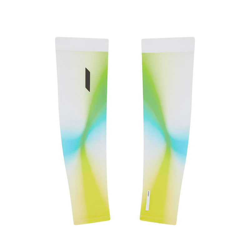 レーススリーブ Race Sleeves 商品番号 sa26mw 寒冷地でのレースやトレーニングに最適な超軽量サーマルスリーブ。 超軽量で流線型のレーススリーブは、かさばることなく、寒い時期のトレーニングで暖かさとカバー力を提供します。 体...