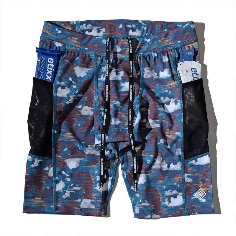 Joshua Middle Spats(Green) E2406325 数年前からいち早く男性ランナー向けの総柄ランニングタイツを提案し、世のランナーへ新たなスタイルとして浸透させた、ブランドオリジナルのテキスタイルを用いた総柄のハーフタイ...