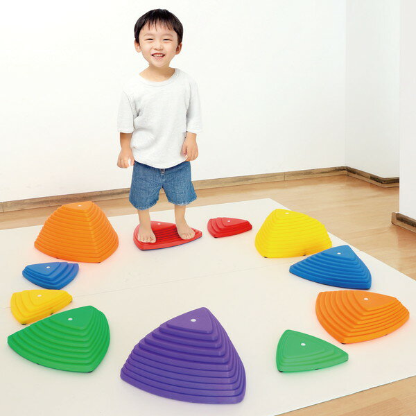 三角バランスストーン 11個遊びながらバランス感覚を育てる！カラフルバランスストーン！商品説明自由に並べて踏んだり渡ったりしながら、遊び感覚でバランス運動が楽しめるバランスストーンです。高さや形の異なるストーンを組み合わせることで難易度を調...