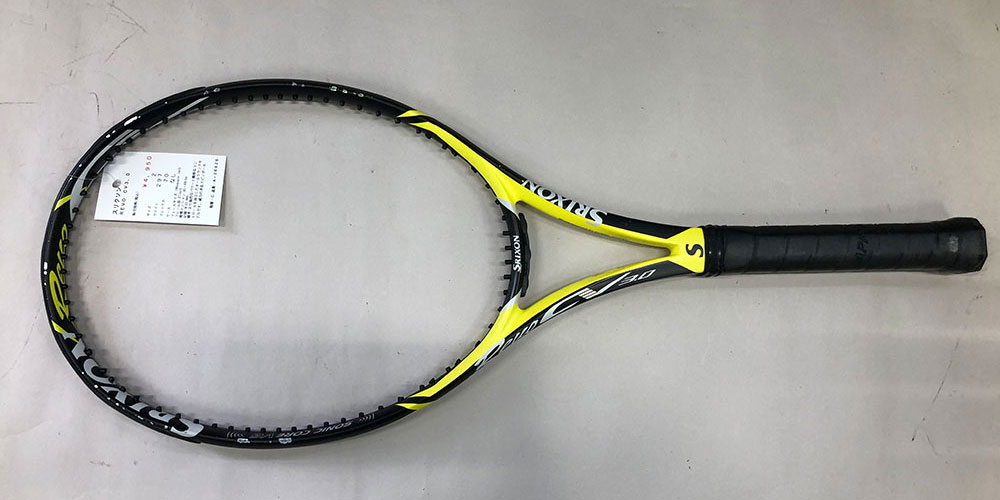 より強烈なパワーと微妙なコントロールを両立したオールラウンドモデルです。威力のあるスピンボールを深く自在に打ち込みたいプレーヤーに100平方インチ・フェイスのパワーラケットの優れた飛びをソニックコアでさらに強化しました。 定評のある喰いつき...