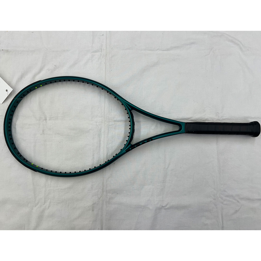 ATP/WTAツアーで最も多くの選手に選ばれているBLADEシリーズの第9世代。安定性とパワー・コントロール性能を向上するために、カーボンテクノロジー"STABLE FEEL"を新たに考案。 この"STABLE FEEL"を採用することで、...