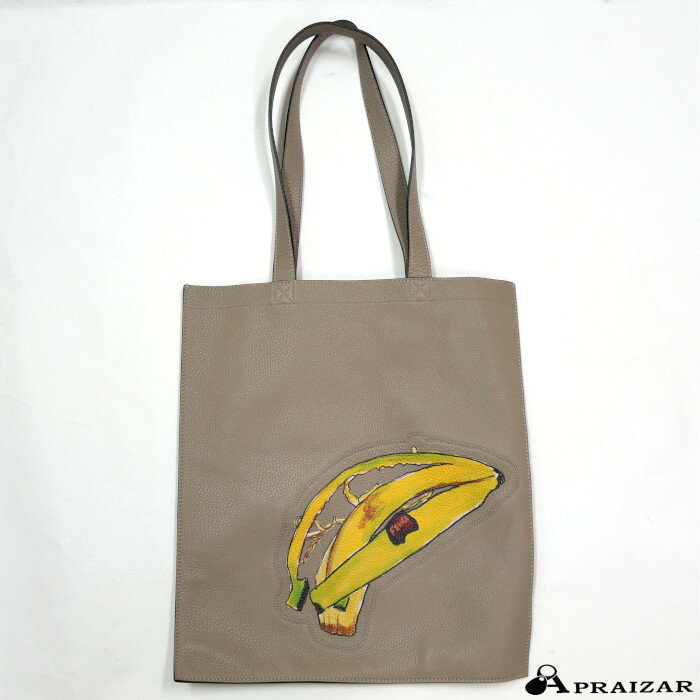 商品説明 フェンディならではの上質なレザーにバナナプリントが印象的なトートバッグです。A4サイズも入る収納力も魅力。コーディネートのアクセントとしても活躍してくれそう。持ち手一部に僅かなヨゴレがございますが、あまり使用感のない綺麗な商品です...