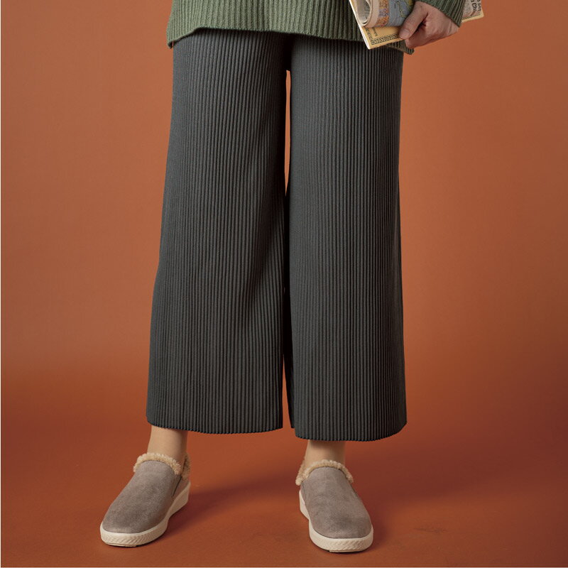 シワになりにくいリブニットのワイドプリーツパンツ。 肌ざわりがよく優しい着心地です。 のびのびストレッチで柔らかくノンストレス！ 楽ちんで上品だから旅行にもおすすめですよ♪ ◆素材 ポリエステル95％、ポリウレタン5％ ◆サイズ（約・単位c...