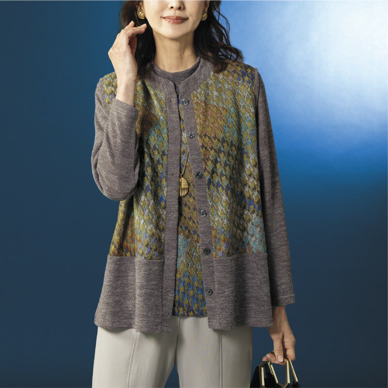 ニュアンスカラーの柄使いが春の優雅な装いを演出！鮮やかなプリント柄を前身頃に切り替え、腰部分に無地を効かせたベストと、同柄プルオーバーを組み合わせた大人可愛いデザインです。季節の変わり目も心地よく過ごせる人気アイテムになっていますよ♪◆素材...