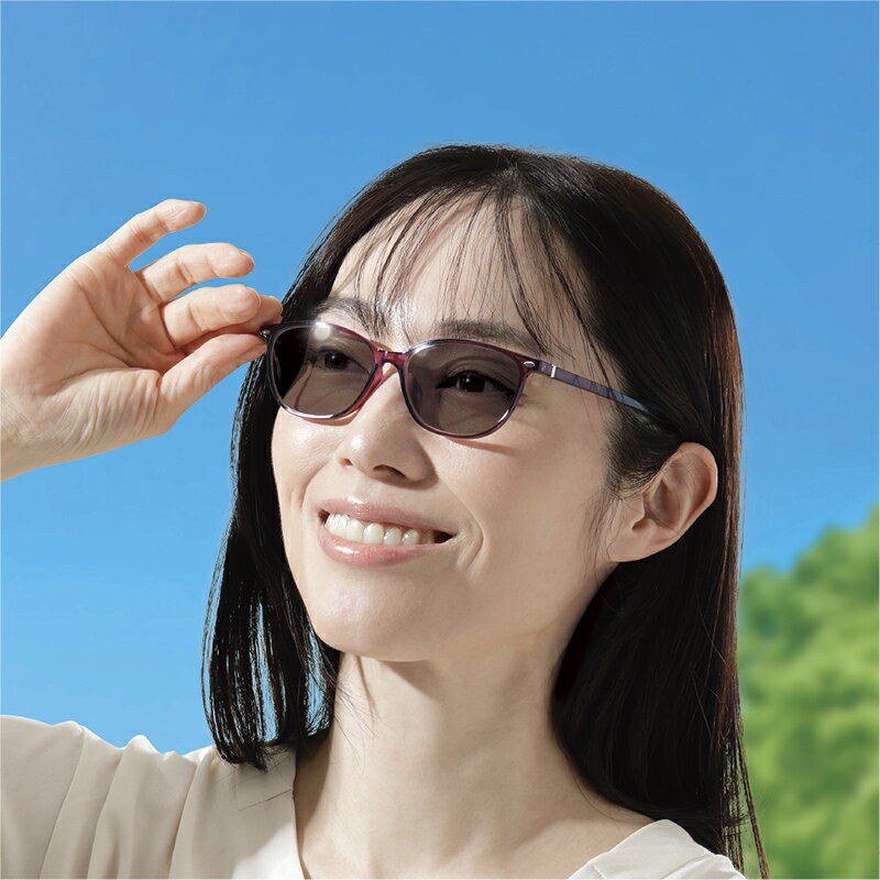 これ1本で「遠近両用+調光サングラス」！かけ外しの手間が要りません。屋外ではブラウン、屋内ではクリア、と紫外線でレンズの色が変わります。締め付け感が少ないバネ仕様でとても快適ですよ♪気になる目の健康対策には必須ですね♪◆素材レンズ：PCフレ...