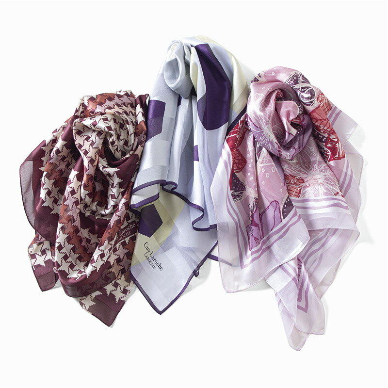 正規ブランドのシルク100％のスカーフ。着こなしのアクセントに！寒さ対策・日よけ対策に！オールシーズン大活躍してくれますよ♪◆素材シルク100％◆サイズ（約・単位cm）43×160・30×160・53×68・53×170・53×53・58×...