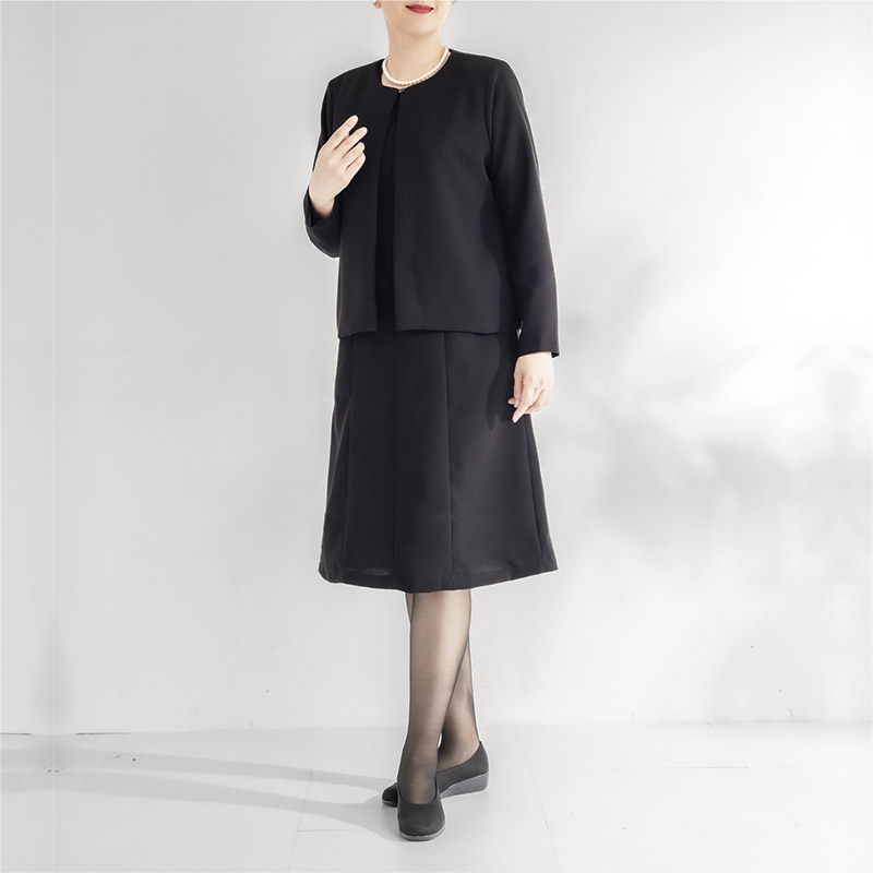 長袖ジャケットと7分袖ワンピースのアンサンブル季節に合わせて着こなしを変えられる日本製の便利なセット。シンプルでクセがなく上品です。◆素材ポリエステル100%◆サイズ（約：単位cm）ジャケット：Mバスト：98着丈：57Lバスト：105着丈：...