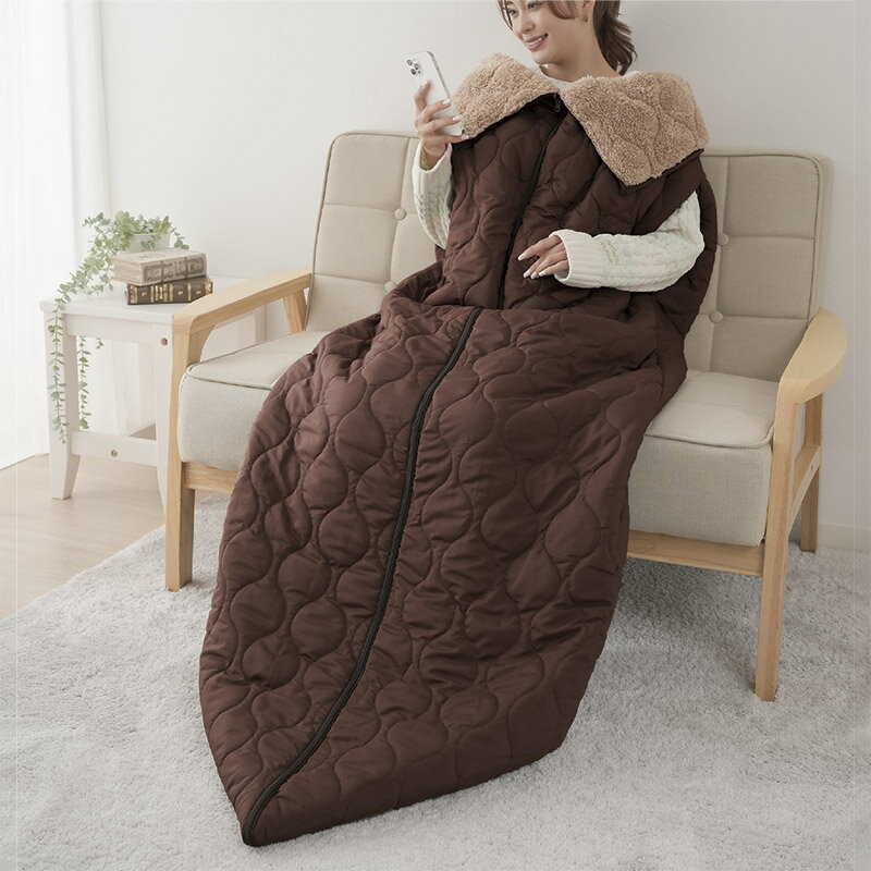 クッションが寝袋に！拡げれば毛布にも！ 防災からアウトドアまで！クッション型の着る寝袋 普段はクッションとしてお部屋に置いて、使いたいときに広げれば 内側から開けられるダブルファスナーで手や足を出せば着る毛布に。 寝袋、布団として使えます！...