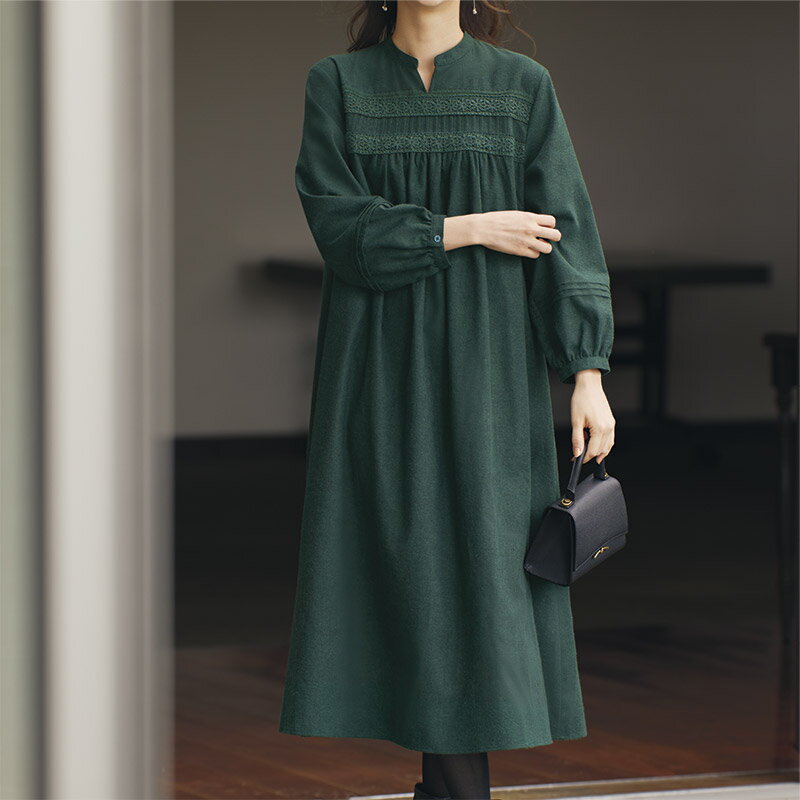 グリーンの優しさと微起毛のぬくもり感じるワンピースぬくもりある微起毛の織生地を使用し、繊細な花レース＆ピンタックを施した胸元からギャザーでゆとりあるフレアシルエットを演出。袖口にもピンタックをあしらって華やかに。◆素材ポリエステル70％、綿...