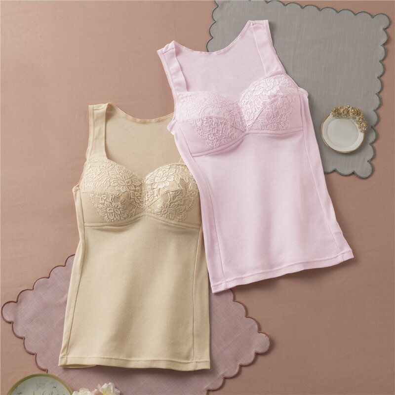 綿100％の肌に優しい天然素材インナー。きれいでラクなふんわりブラキャミは、型くずれしにくいウレタンカップ仕様。レースが肌に当たらず優しい着心地です。◆素材身生地：綿100％レース：ナイロン、ポリウレタン◆サイズ（約：単位cm）：M / L...