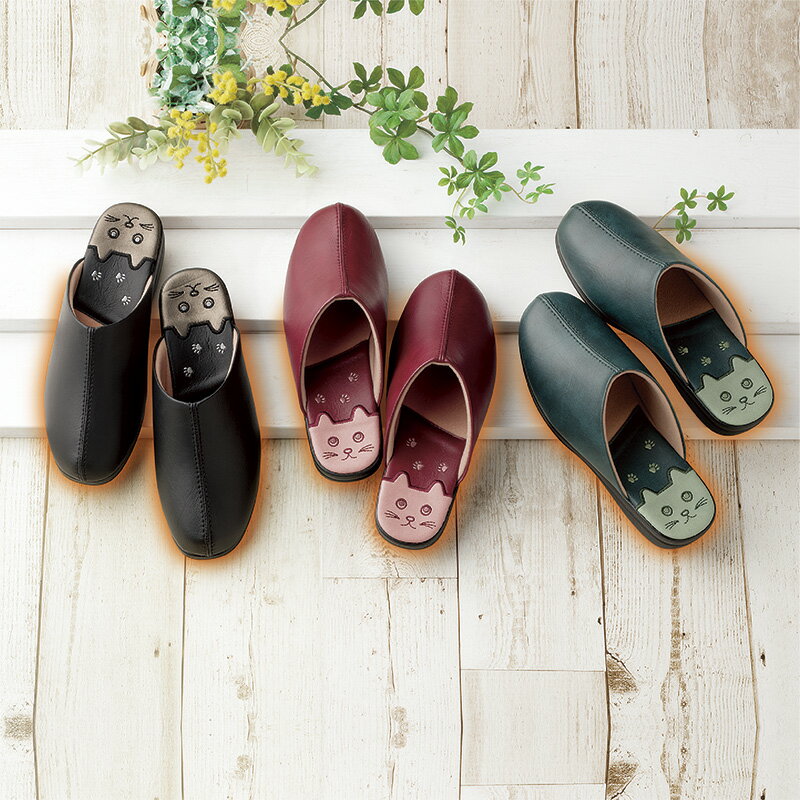 かわいいネコちゃんに癒される！履き心地がいいほかほかサンダル。裏起毛素材と、甲部のあ伝手クッション材で暖かく、外反母趾さんにもやさしいサンダル。歩きやすくすっきり見せてくれる4cmヒール仕様です。◆素材甲材表：合成皮革甲材裏：ナイロン中敷材...