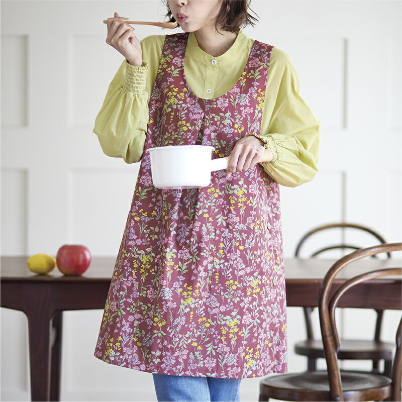 華やかな色合いのボタニカル柄が大人可愛い！前タック入りで動きやすく、軽やかな綿混素材で毎日の家事も快適に♪◆素材ポリエステル65％、綿35％◆サイズ（約：単位cm）M〜L / LL〜3L バスト：104/116着丈：82/85◆洗濯洗濯機◆...