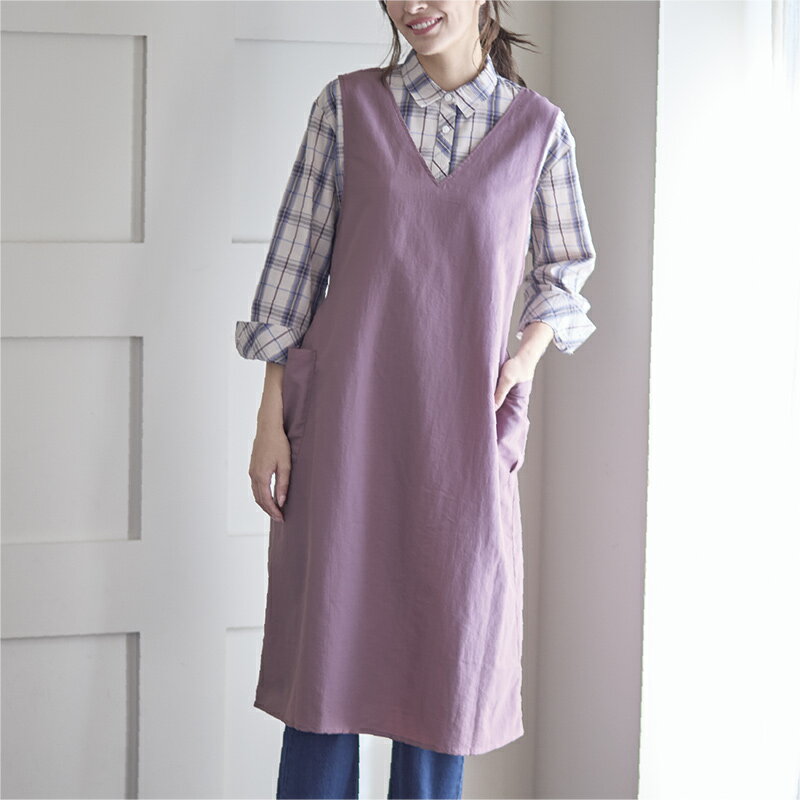 すっきり見えするワンピースエプロンV襟とU襟の前後どちらでも着られる2ウェイ仕様。腰ひもも前後自由に結べるので着方は気分次第！はっ水加工生地で気兼ねなく使えます。◆素材ナイロン100％◆サイズ（約）フリーサイズ（M〜L）バスト：104cm身...