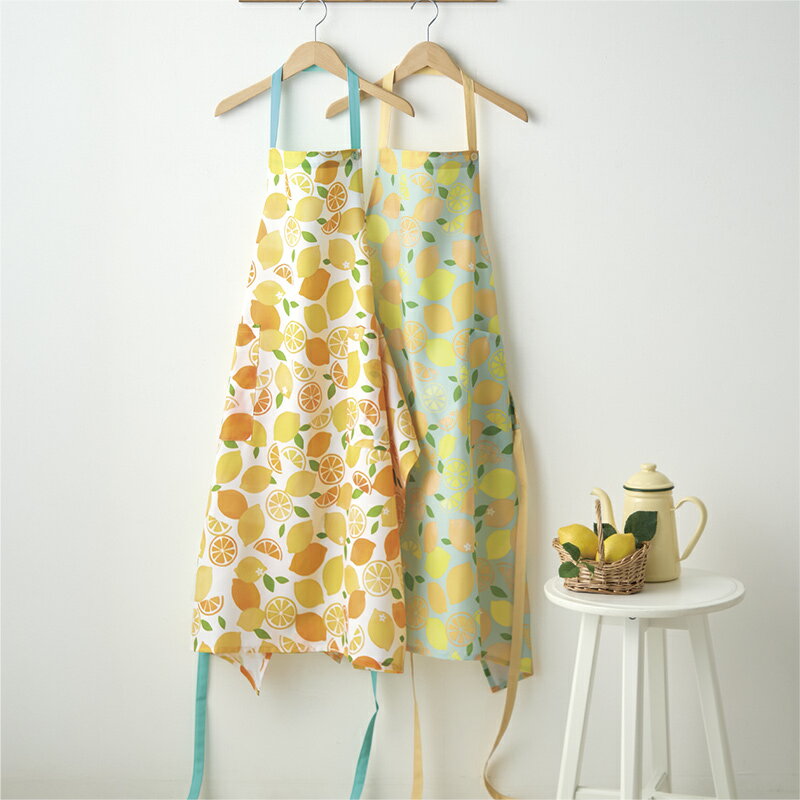 さわやかなレモン柄のホルターネックエプロン軽やかな着心地で気分も明るくしてくれるエプロンは配色使いのひもでお洒落度アップ。首元のひもの長さはボタンで2段階に調節できます。◆素材ポリエステル100％◆サイズ（約）フリーサイズ（M〜L）対応バス...