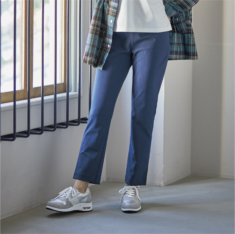 ひざ下がフィットしすぎないように 仕上げた美脚シルエット。 ロングセラーの日本製パンツです。 ストレッチ性に優れた高品質ポリウレタン繊維 「ロイカ&reg;」を使用。 動きに合わせて無理なくフィットするので、 窮屈感がありません。 ◆素材 ...