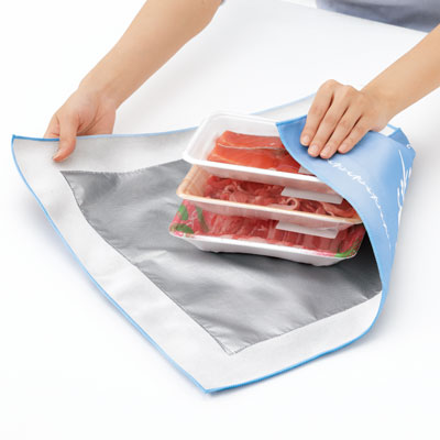 ピタッとくっつく保冷保温タオル！結ばず包めば、生鮮食品、お弁当、ペッとボトルなどに大活躍！面ファスナーと似た構造の特殊生地仕様で生地同士でしっかり密着！他の布にはくっつきません裏面にはアルミコーティングになった保冷シート仕様飲み物にもお弁当...