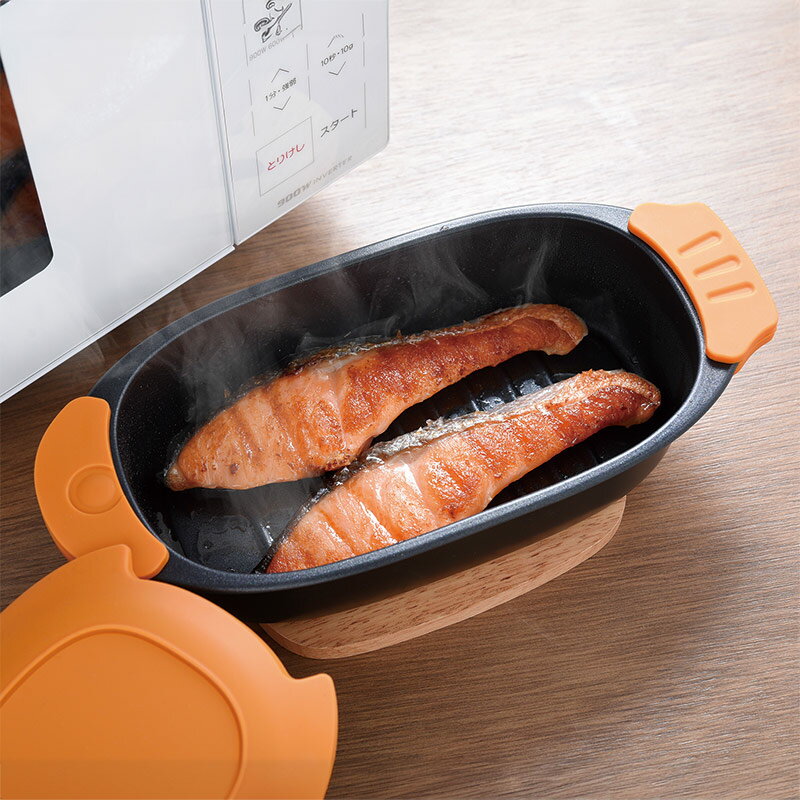 電子レンジ調理なのに焼き目がパリッ！中はふっくら！本体底面の発熱シリコンが電子レンジのマイクロ波で発熱し、食材を加熱します。焼く・炊く・温め直し・茹でる・煮る・炒めるが、ニオイや煙を気にせず簡単に調理出来ますよ♪汚れても軽く洗うだけでお手入...