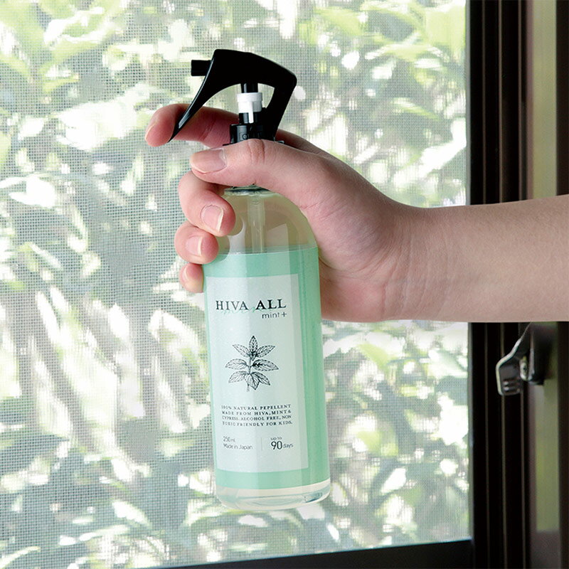 従来品にハッカ油をプラス！家中使える天然由来成分のみの虫忌避スプレー青森県産のヒバから抽出した「ヒノキチオール」をはじめ菊やオリーブなどの天然由来成分のみで作られています人や環境に優しくさまざまな場所に使用できます。殺虫成分不使用で安心ぬい...