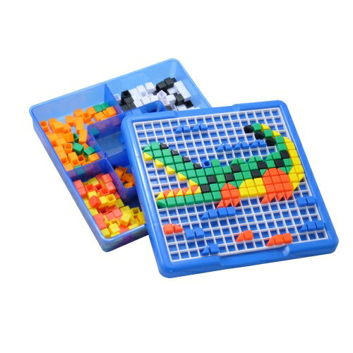 ボックス入りのモザイクあそび。モザイクパーツで色々な絵が描けます。ボックスのフタがボードになっていて、モザイクパーツで絵を描きデザインガードを外すと、そのままの絵が出来上がり。色遊び、数あそびも楽しめます。作品例付き。定価 : 11880円...