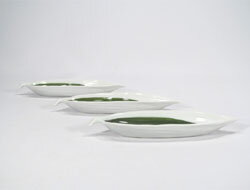 有田焼の笹型皿の3枚セットです。 突出しや珍味入れなどにご使用頂くと、白磁に映える濃い緑色が料理を 引き立ててくれます。 また、緑が色鮮やかな若葉の笹に小さな置物を飾ったり、小物入れとして使用したり、インテリアとしても楽しめます。 サイズ：...