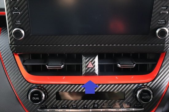 ■カローラクロス専用　エアコンパネルアッパーシート ■エアコンパネルアッパー部分へ貼り込みするシートです。パネル等を取り外しせずに貼り込み可能です。 ■シートカラーはブラックカーボンシート、グロスブラックカーボンシート、ピアノブラックシート...