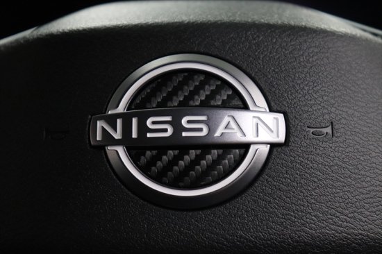 ■日産サクラ専用　ステアリングエンブレムインナーシート　2点セット ■ステアリングのエンブレムインナー部分へ貼り込みするシート2点セットです。 ■シートカラーはブラックカーボンシート、グロスブラックカーボンシート、ピアノブラックシート、レッ...