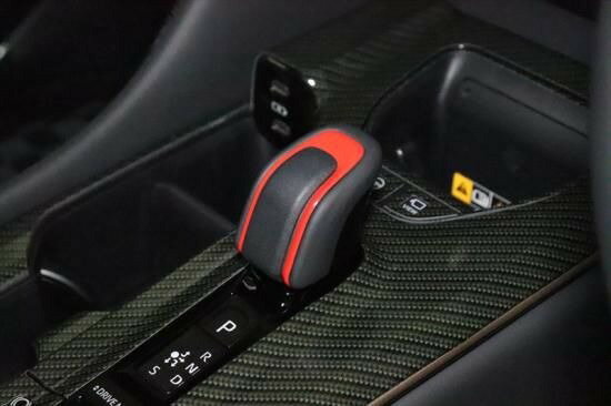 ■クラウンエステート専用　シフトノブベゼルシート　1点 ■シフトノブベゼル部分に貼り込みするシート1点です。 ■パネル等を取り外しせずに貼り込み可能です。 ■写真はレッドシートを貼り込みしています。 ■写真では別売のシートも貼り込みしていま...