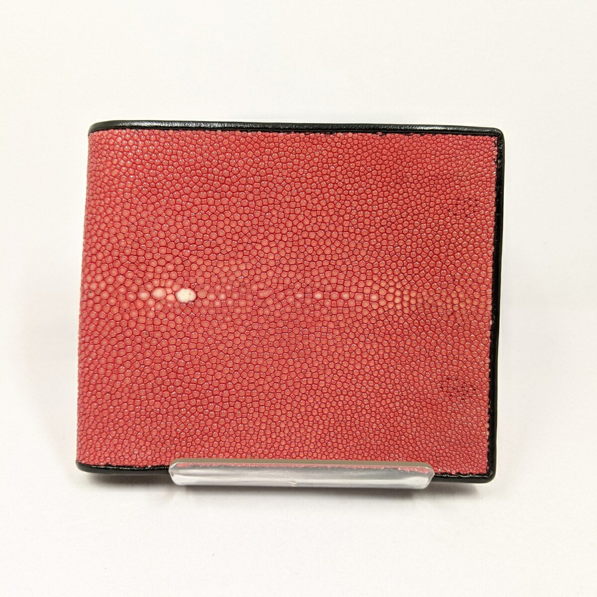 商品情報素材表：スティングレイ（エイ革）裏：牛革カラーLight Redサイズタテ9.0cm×ヨコ11.0cm（折りたたみ時）厚み2.0cm収納ポケット×4カードポケット×8注意事項※本商品は未使用品ですが、天然素材の本革を使用しております...