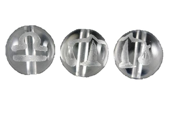 ■商品の内容 12星座 天秤座（てんびん座） 水晶素彫り 12mm玉ビーズ 【穴あり一粒売りビーズ】 天秤座（てんびん座）水晶素彫り12mm玉ビーズです。表に絵柄、裏にシンボルマークが彫ってあります。天然石のため、商品によって表情が異なる場...