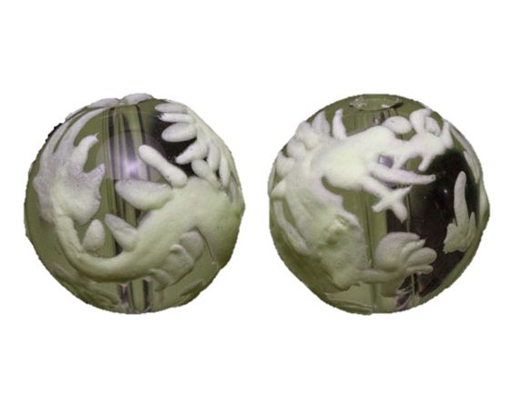■商品の内容 水晶 14mm　夜光五爪龍 【彫刻 一粒売りビーズ】 彫りの部分に蛍光塗料を塗っています。暗闇に浮かびあがる五爪龍は幻想的です。1日光に当てた場合、暗闇で約3時間ほど光ります。注意：汗や皮脂などで塗料が落ちてしまう可能性があり...