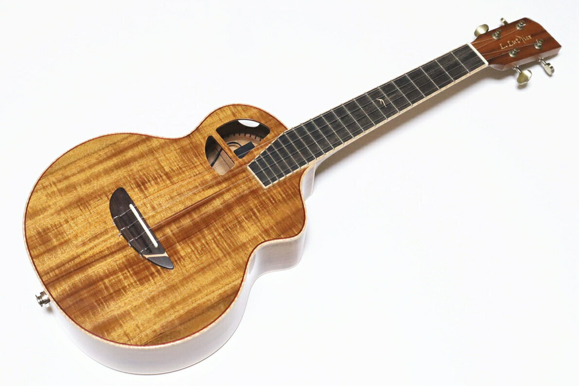 サイドポートを採用した個性的な美しいデザインを持つウクレレ「L.Luthier “Uke”」は、長き期間を経て生み出されたその独自設計による、生音でも十分な音量感と包み込まれるような響き（サラウンド効果）が特徴です。 「The Beamin...