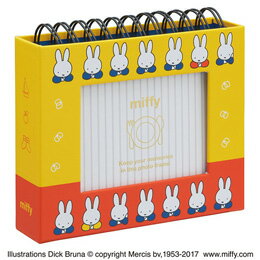 気分によって写真を簡単に入れ替えられる写真立てのようなアルバムです。ホコリ除けにもなる透明プラスチックカバー付きです。60枚の写真を収納することができるので、飽きずにいろいろな写真を楽しめます。