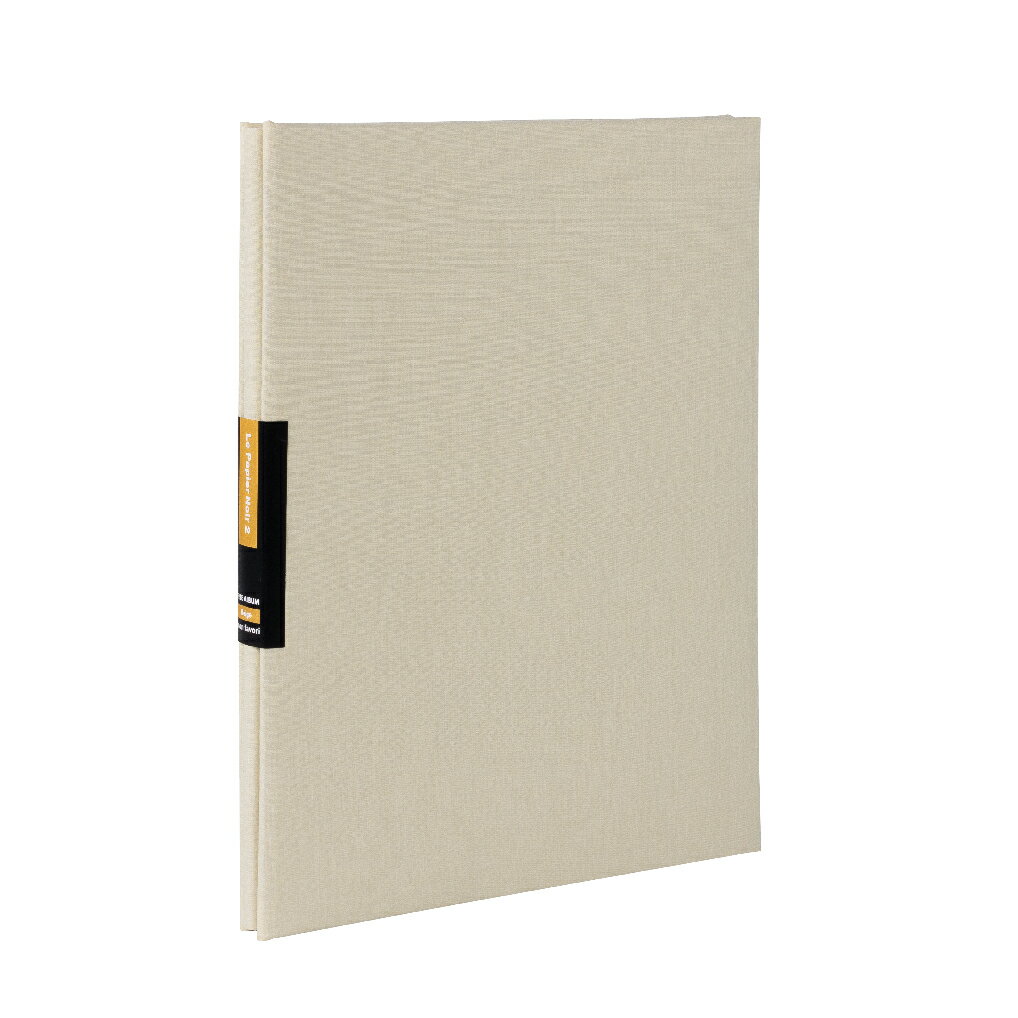 棚にスッキリ収納できる布地表紙のA4サイズのアルバム便利なフリーポケットが1枚付いています。チケットやパンフレットなどのや、思い出の品も一緒に収納しておく事ができます。