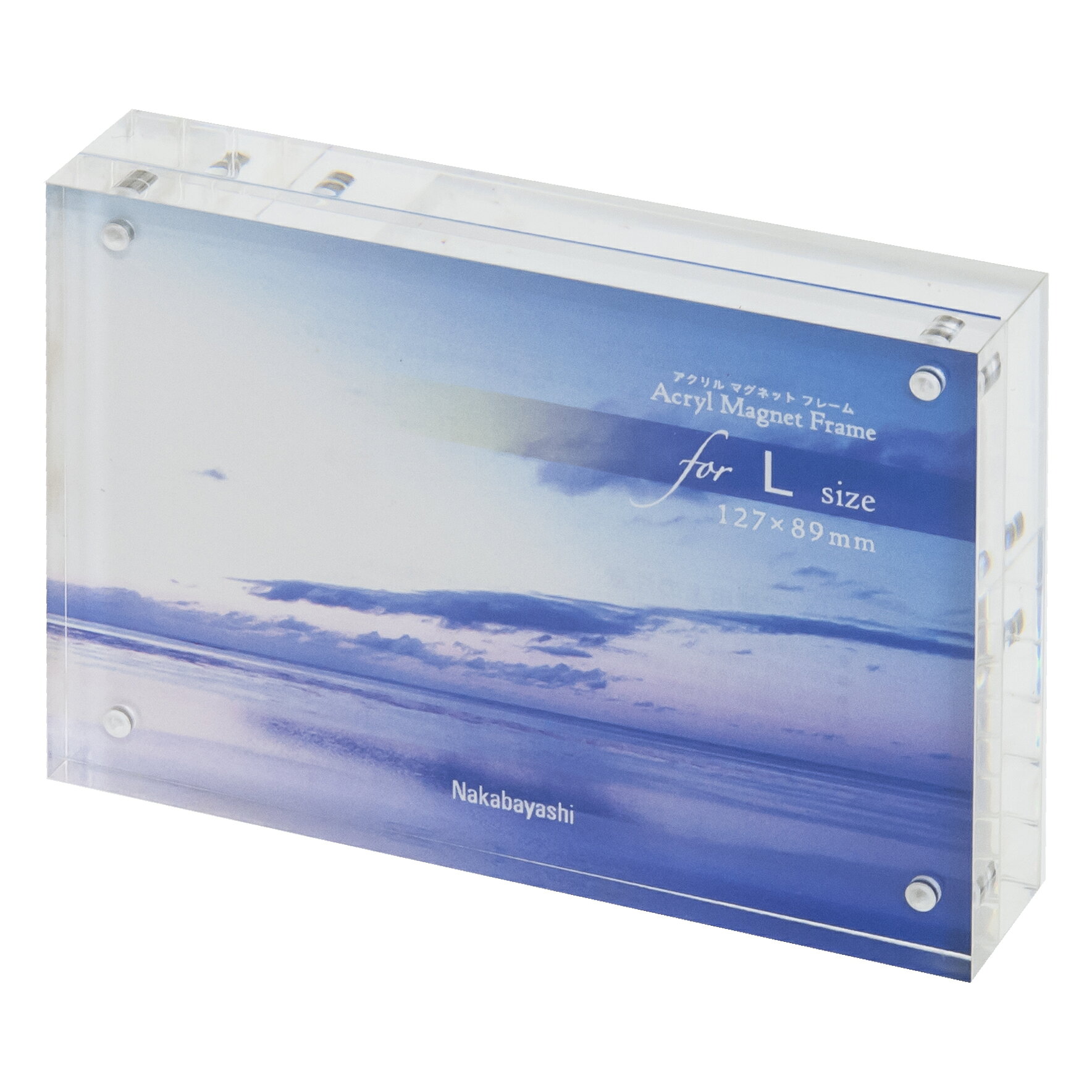 重厚感のある透明板が、写真をぐっと引き立てるアクリル製フォトフレームです。丈夫なアクリル製の為、机上のインテリアにぴったり。マグネットで挟んで固定する為、写真の差し替えが簡単です。厚みがあるのでスタンドなしで自立します。