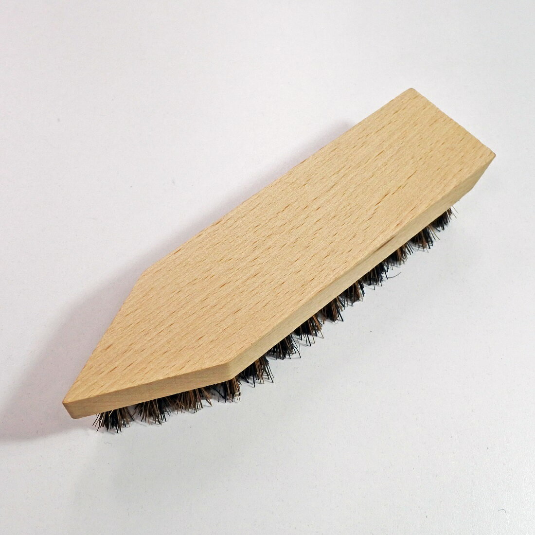 製造国：ドイツ サイズ：長さ188mm×幅48mm×毛の長さ19mm関連ワード: 靴底 ブラシ ダンス 靴底ブラシ ダンス靴底ブラシ ドイツ製 クリーニングブラシ 靴底用ブラシ ココナッツファイバー 硬めのブラシ 靴ブラシ 靴磨き シューケ...