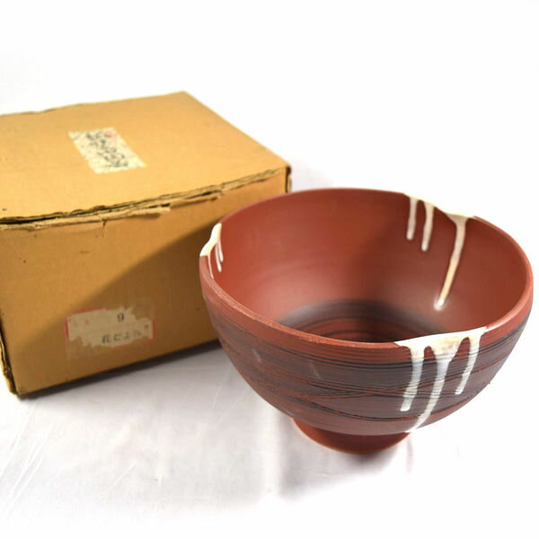 商品情報 赤泥に白釉のワンポイント、個性的な花瓶です。　 商品状態 長期保管品です。　 状態ランク Aランク 型番 9　 サイズ/収納詳細 横幅　（約cm）:20奥行　（約cm）:20高さ　（約cm）:12.7　 サイズは当店独自の基準で採...