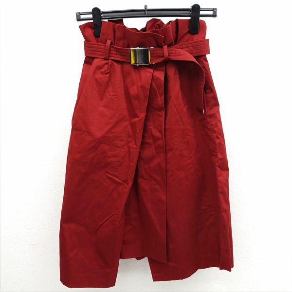 商品状態 ・USED品ですので、ウエスト部分やバックルにシミ汚れ等一般的な使用感が見受けられます。　 状態ランク Bランク デザイン/仕様 (レディース)ボトムス/スカート 古着　 型番 WH66-251005　 サイズ/収納詳細 表記サイ...