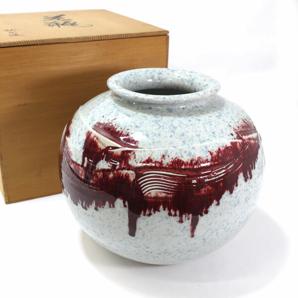 商品情報 淡いグレー地にあでやかな紅の刷毛目釉、存在感のある美しい花瓶です。インテリアにいかがでしょう。　 商品状態 未使用品ですが店舗での併売を行っていますので、展示・保管時に汚れがつく可能性もあります。ご了承下さい。　 状態ランク Aラ...