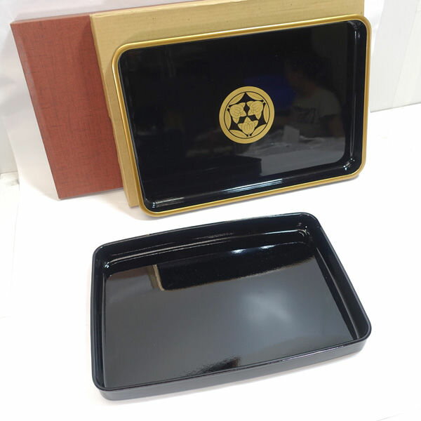 商品情報 家紋入りの広蓋、1枚は三つ橘紋です。　 商品状態 未使用品ですが店舗での併売を行っていますので、展示・保管時に汚れがつく可能性もあります。ご了承下さい。　 状態ランク Aランク サイズ/収納詳細 (紋入り)横幅 (約cm):46(...