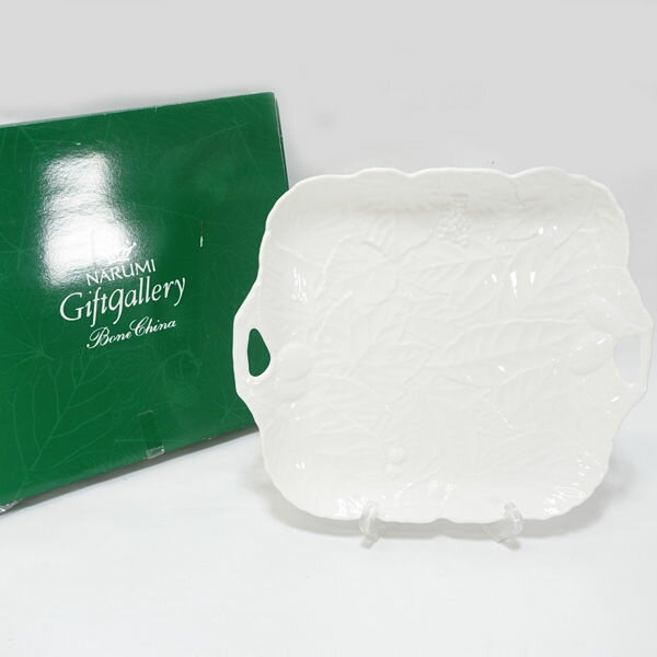 商品情報 白磁にエンボス、シンプルで美しいサービスプレートです♪ティータイムのおもてなしにいかがでしょう。　 商品状態 未使用品ですが店舗販売をいたしておりますので、展示・保管時に汚れがつく可能性もあります。ご了承下さい。　 状態ランク A...