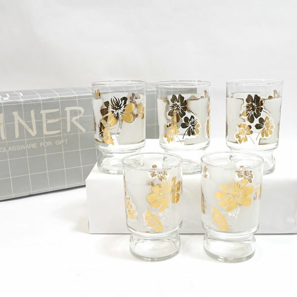 商品情報 金彩の花柄が描かれたレトロなタンブラーセットです♪　 商品状態 長期保管の未使用品ですが、全体の腐食による汚れがあります。　 状態ランク Bランク 型番 M59-841　 サイズ/収納詳細 高さ　（約cm）:10　 サイズは当店独...