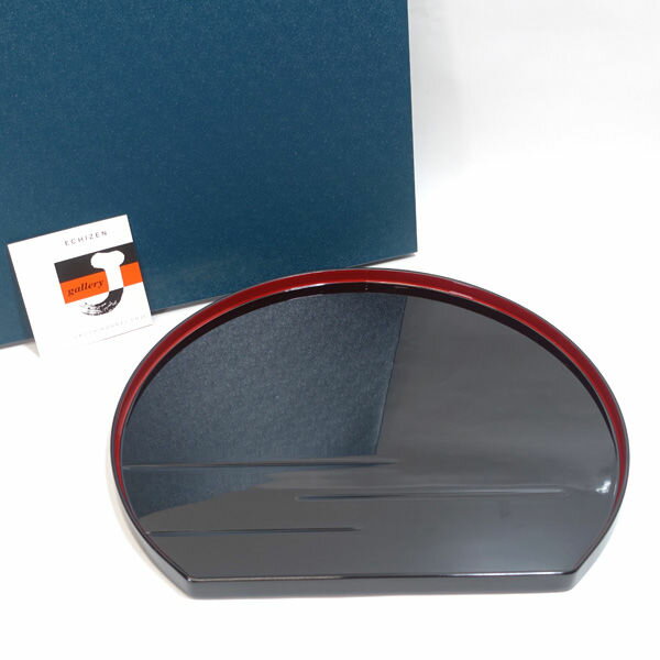 商品情報 伝統工芸、美しい越前塗、溜塗の半月盆です。おもてなしにいかがでしょう。　 商品状態 未使用品ですが店舗販売をいたしておりますので、展示・保管時に汚れがつく可能性もあります。ご了承下さい。　 状態ランク Aランク 型番 200510...