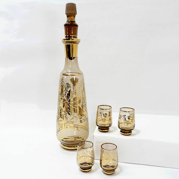 商品情報 レトロなボヘミアガラス、アンバーカラーに金彩をまとった美しいデカンタセットです。コレクションにいかがでしょう。　 商品状態 長期保管の未使用品ですが小さなスレ、汚れがあります。　 状態ランク Bランク サイズ/収納詳細 デキャンタ...