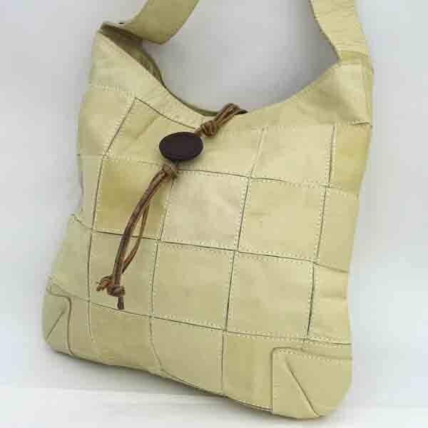 商品状態 一般的な使用感がございますが、目立つ大きなダメージはなく、まだまだご使用いただけるお品です。　 状態ランク Bランク デザイン/仕様 ショルダーバッグ　 サイズ/収納詳細 横幅（W)　（約cm）:36高さ（H)　（約cm）:34....