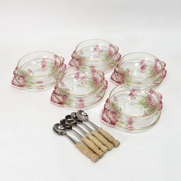 商品情報 レトロではなやかな花モチーフのガラスのデザートカップ&プレートセットです♪　 商品状態 未使用品ですが店舗販売をいたしておりますので、展示・保管時に汚れがつく可能性もあります。ご了承下さい。　 状態ランク Aランク 型番 502　...