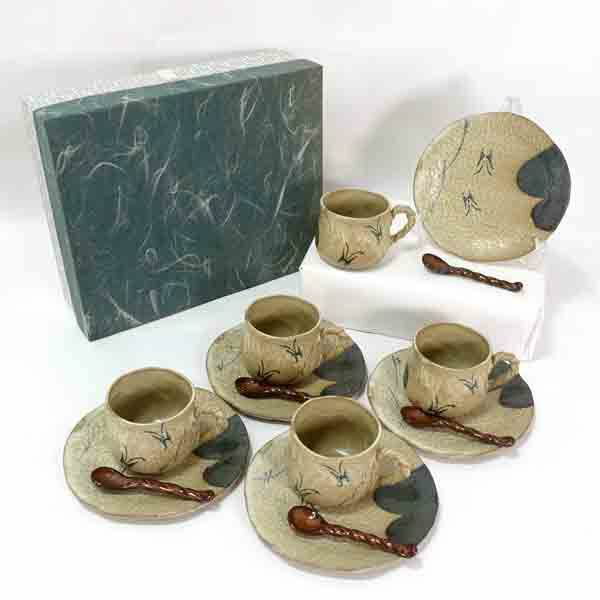 商品状態 未使用品ですが店舗販売をいたしておりますので、展示・保管時に汚れがつく可能性もあります。ご了承下さい。　 状態ランク Aランク サイズ/収納詳細 口径　（約cm）:6.5高さ　（約cm）:6.0ソーサー直径 (約cm):15.0ス...